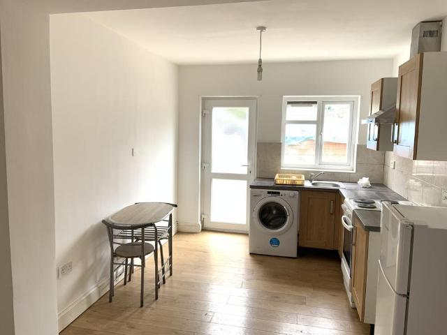 Southall, Middlesex UB2 Studio to rent £1,050 pcm £242 pw