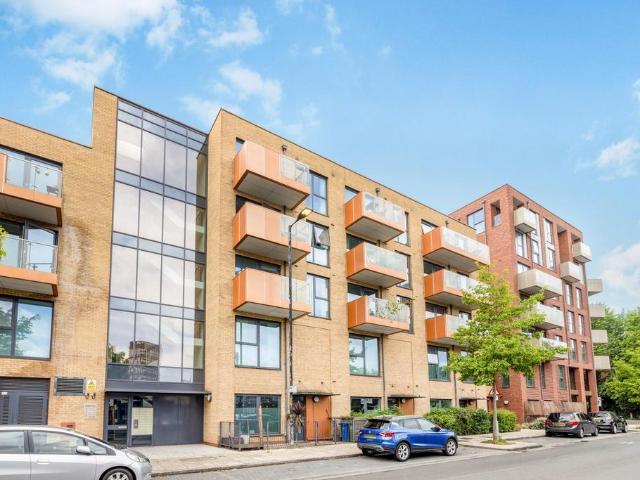 Southampton Way London SE5 1 bed flat to rent £1,900 pcm £438 pw
