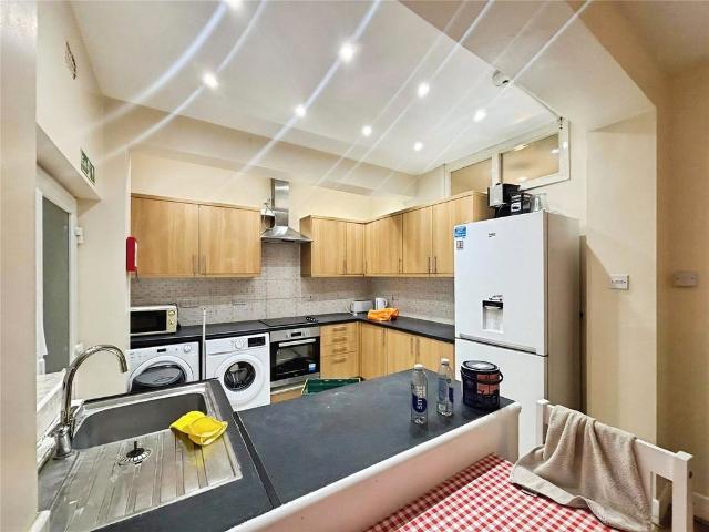Southampton, Hampshire SO15 4 bed end of terrace house to rent £1,950 pcm £450 pw