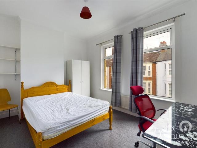 Southampton Road, Northampton NN4 4 bed house to rent £8,000 pcm £1,846 pw