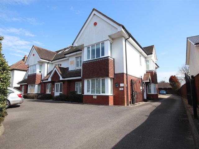 Southampton Road, Lymington SO41, 2 bed flat to rent, £1,250 pcm | PrimeLocation