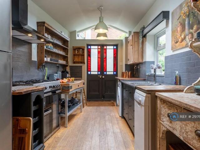 Southampton Road, Lymington, SO41 3 bed semi detached house to rent £2,650 pcm £612 pw