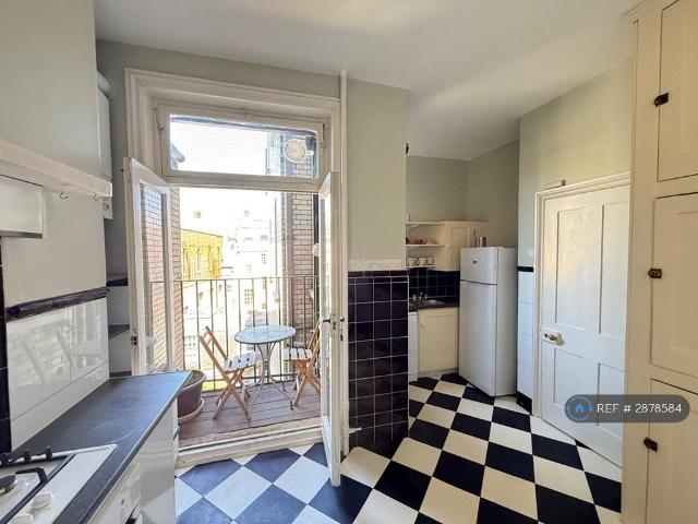 Southampton Row, London, WC1B 1 bed in a flat share to rent £1,800 pcm £415 pw