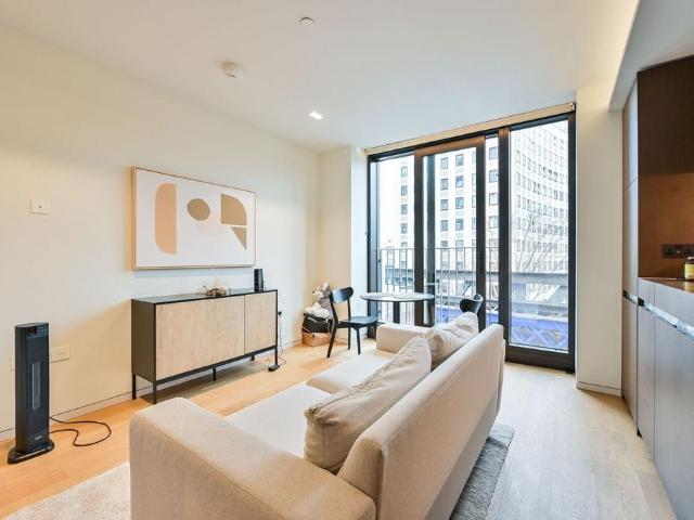 Southbank Place, London Bridge. Studio to rent £3,000 pcm £692 pw
