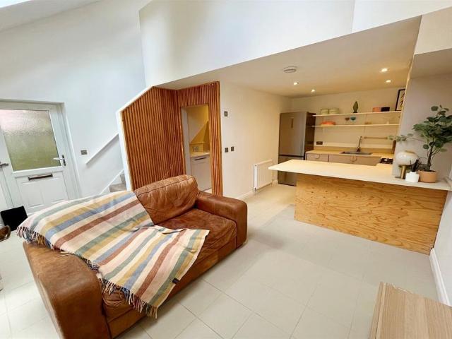 Southbourne 1 bed flat to rent £1,000 pcm £231 pw