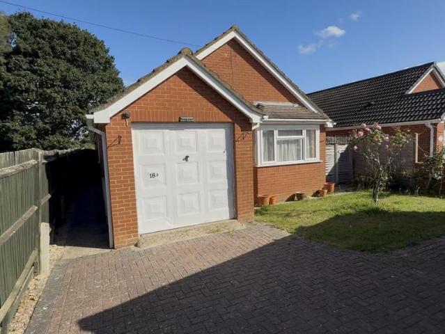 Southbourne Avenue, Holbury SO45 3 bed detached bungalow to rent £1,595 pcm £368 pw