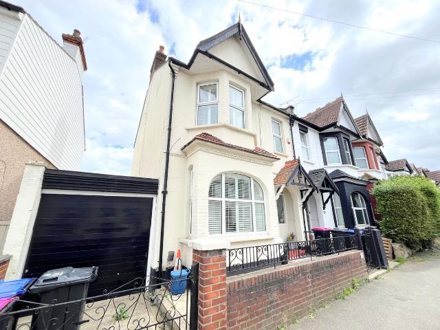 Southbourne Grove, Westlciff SS0, 3 bed semi detached house to rent, £2,000 pcm | PrimeLocation