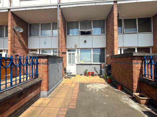 Southey Close 3 bed flat to rent £1,450 pcm £335 pw