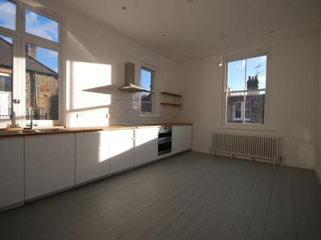 Southey Road, Oval SW9 2 bed apartment to rent £2,550 pcm £588 pw