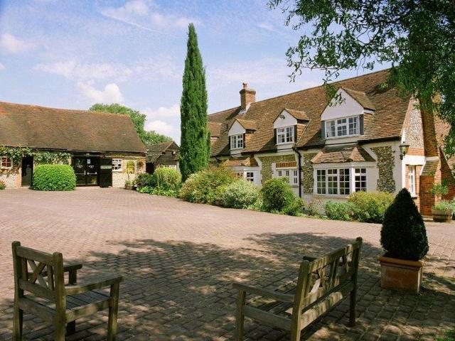 Southend, Henley on Thames. 4 bed detached house to rent £30,333 pcm £7,000 pw