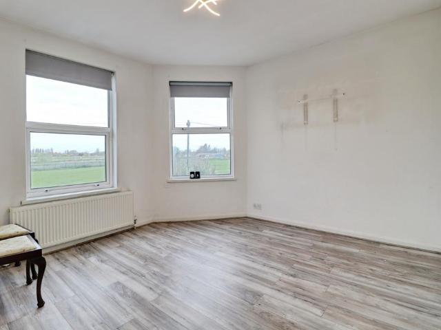 Southend Road, Rochford, SS4 2 bed flat to rent £1,075 pcm £248 pw