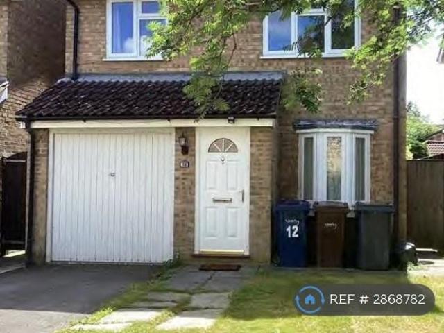 Southern Way, Farnham, GU9 3 bed detached house to rent £2,100 pcm £485 pw