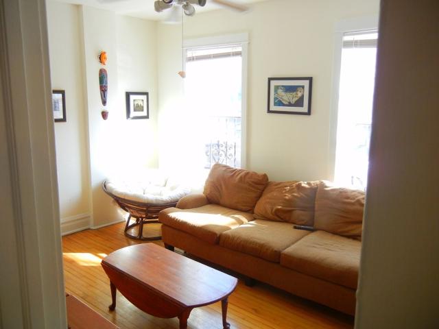 Southern Exposed, North Center 2 Bed / 1 Bath CENTRAL A/C! Available June 1st!