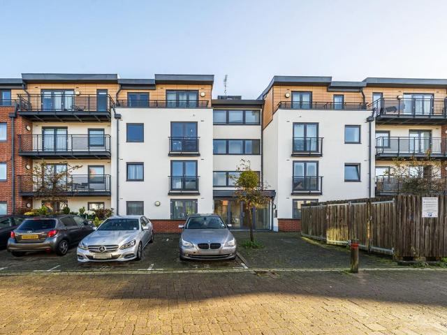 Southern Road, Camberley GU15, 1 bed flat to rent, £1,200 pcm | PrimeLocation