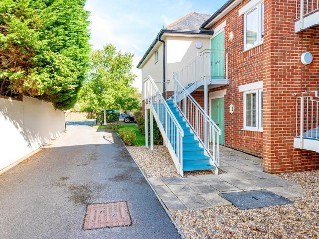 Southern Road, Lymington SO41, 2 bed flat to rent, £1,350 pcm | PrimeLocation
