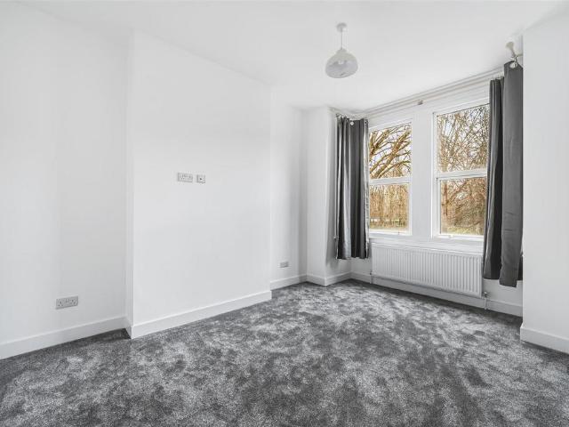 Southfield Road, London 3 bed flat to rent £3,000 pcm £692 pw