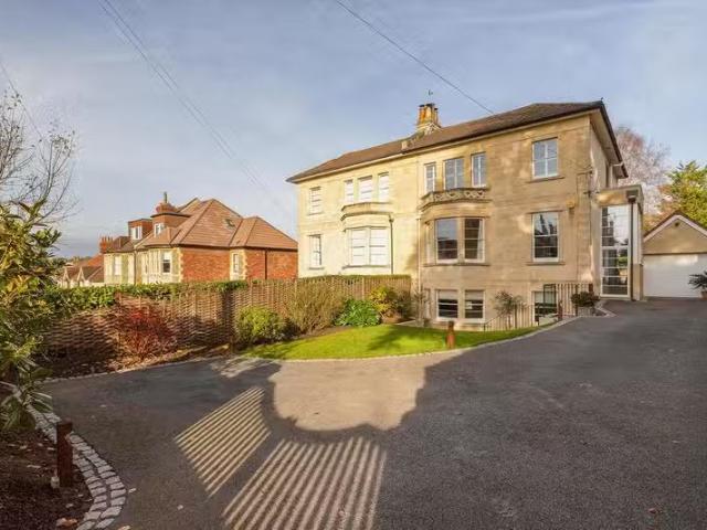 Southfield Road, Westbury on Trym. 4 bed semi detached house f.