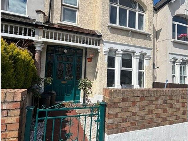 Replingham Road, London SW18, 3 bed maisonette to rent, £2,750 pcm | PrimeLocation