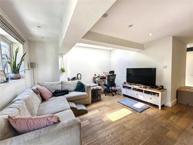 Southfields Road, Wandsworth, London. 2 bed apartment to rent £2,750 pcm £635 pw