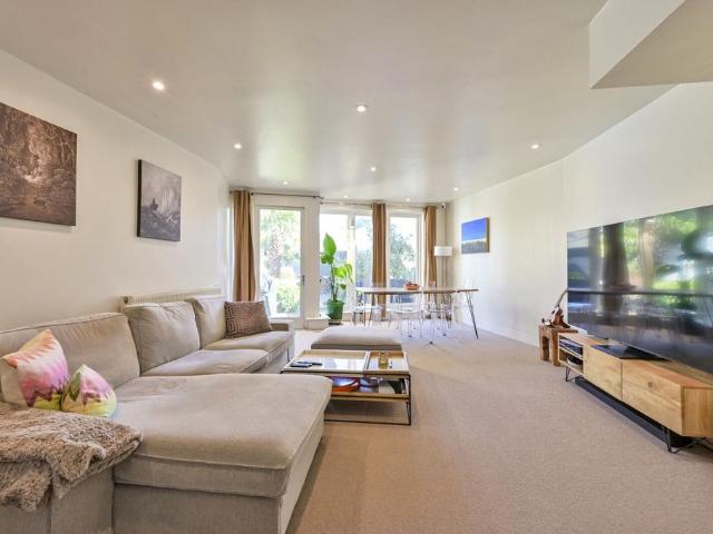 Southfields Road, Wandsworth, London. 2 bed end of terrace house to rent £3,550 pcm £819 pw