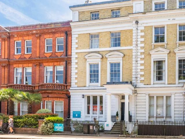 Southgate Street, Winchester. 2 bed apartment to rent £1,800 pcm £415 pw