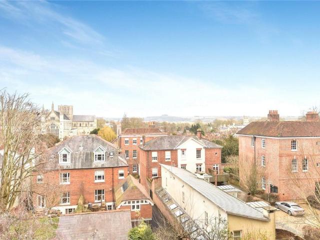 Southgate Street, Winchester. 2 bed apartment to rent £1,900 pcm £438 pw
