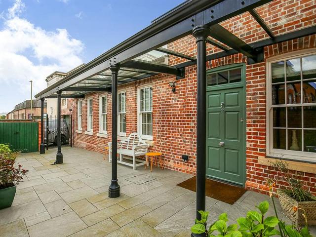 Southgate Street, Winchester, SO23 3 bed detached house to rent £4,500 pcm £1,038 pw