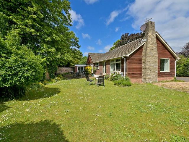 Southlea Road, Datchet, Slough. 3 bed bungalow to rent £3,350 pcm £773 pw