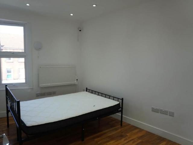 Southroad, Southall 3 bed apartment to rent £2,400 pcm £554 pw
