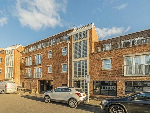 Southsea Road, Kingston Upon Thames KT1 2 bed flat to rent £1,795 pcm £414 pw