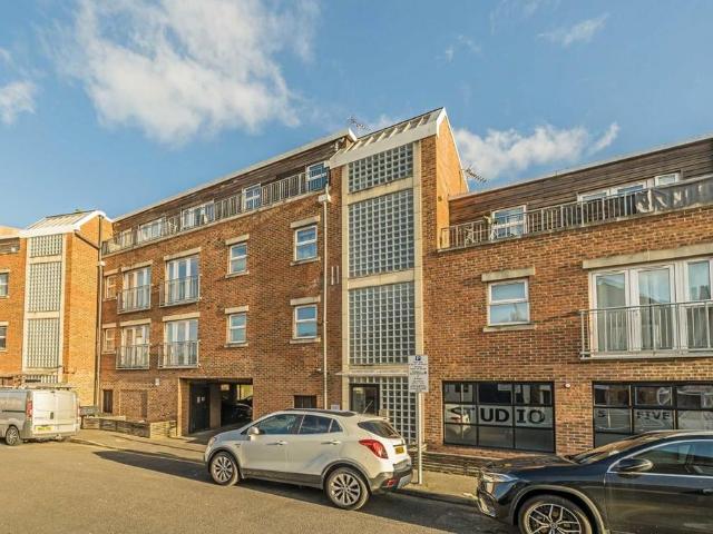 Southsea Road, Kingston Upon Thames KT1 2 bed flat to rent £1,795 pcm £414 pw