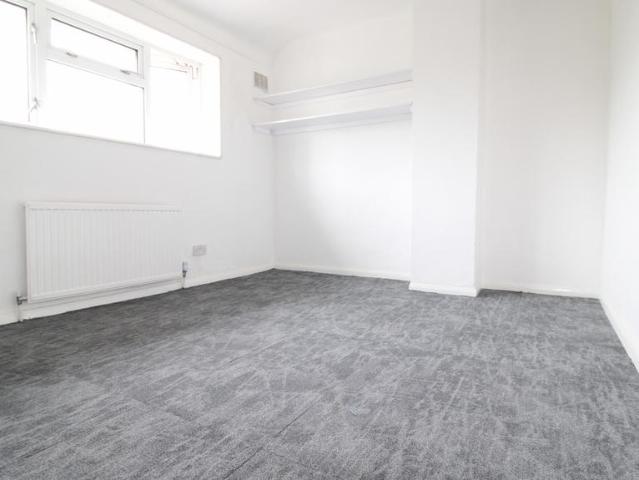Southville Close, Feltham TW14 3 bed flat to rent £1,900 pcm £438 pw