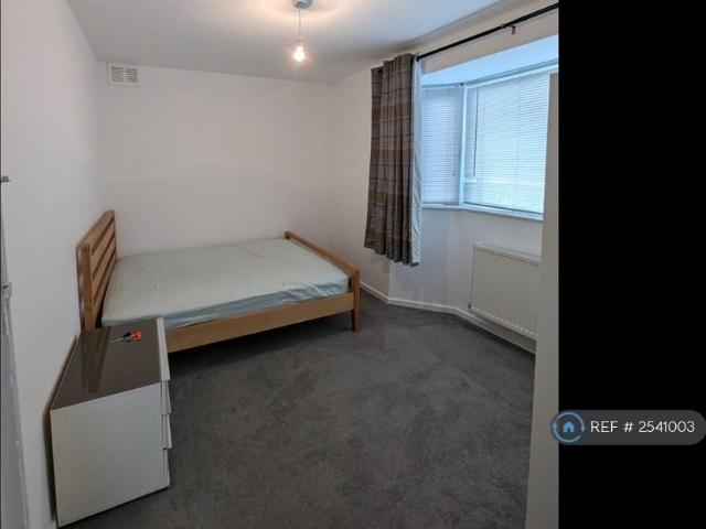 Southville Road, Feltham, TW14 3 bed semi detached house to rent £2,300 pcm £531 pw