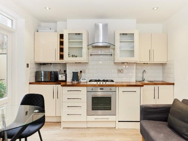 Southwark Park Road, Bermondsey SE16, 2 bed flat to rent, £3,795 pcm | PrimeLocation