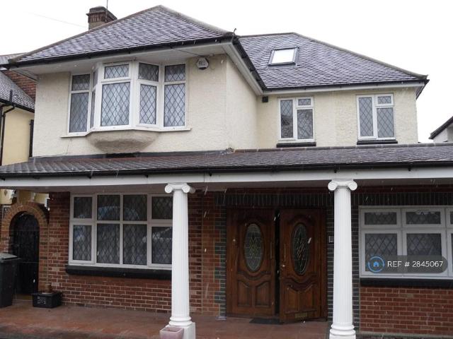 Southway, Totteridge, N20 6 bed detached house to rent £3,800 pcm £877 pw
