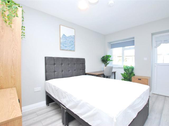 Southway, Guildford, Surrey GU2, Room to rent, £875 pcm | PrimeLocation
