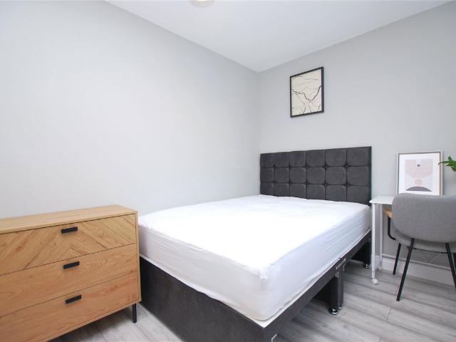 Southway, Guildford, Surrey GU2, Room to rent, £875 pcm | PrimeLocation