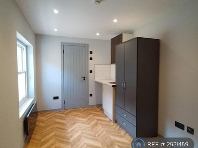Southwell Road, London, SE5 Studio to rent £1,295 pcm £299 pw
