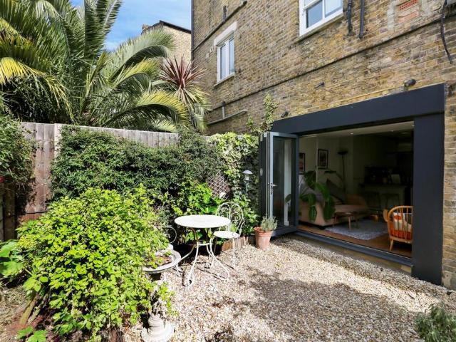 Southwell Road, London, SE5 2 bed flat to rent £2,400 pcm £554 pw