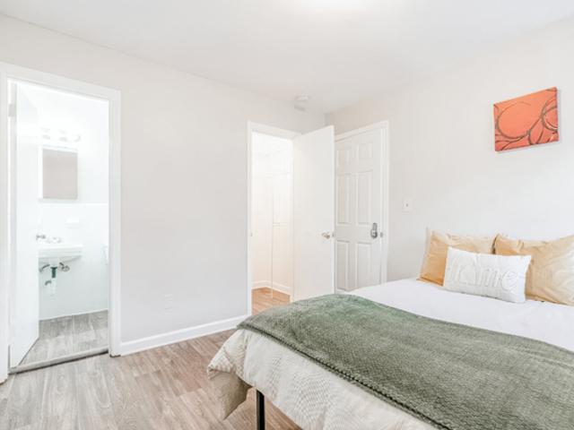 Southwest Atlanta Home, a 2 minute walk to bus 178