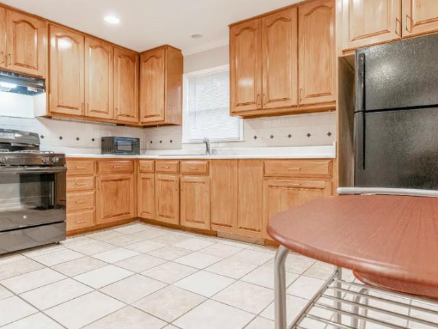 Southwest Atlanta Home, a 2 minute walk to bus 178