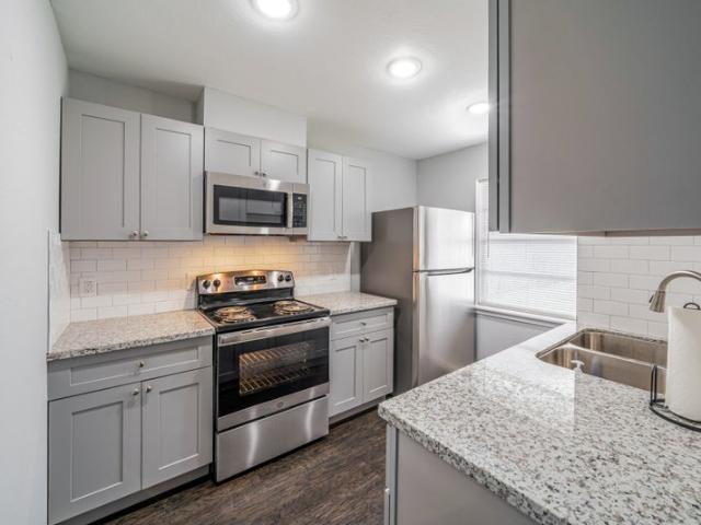 Southwest Houston CoLiving | Plush Full Bed, Shar