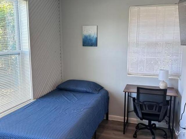 Southwest Jacksonville Home with Fast Internet and a walk away from shopping, restaurants, transit, and more!