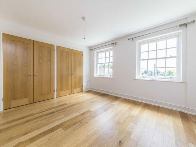Southwood Avenue, KT2, London