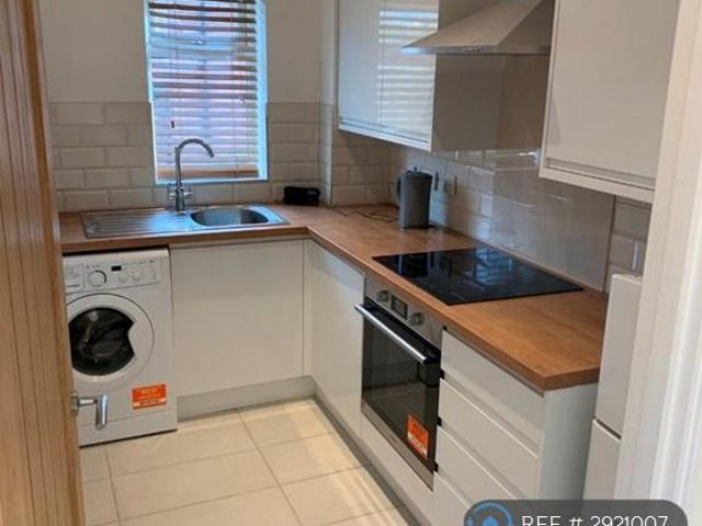 Sovereign Court, High Wycombe, HP13 2 bed maisonette to rent £1,275 pcm £294 pw