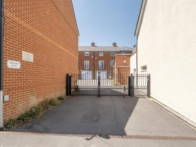 Sovereign Court, Salisbury SP2 2 bed flat to rent £1,150 pcm £265 pw