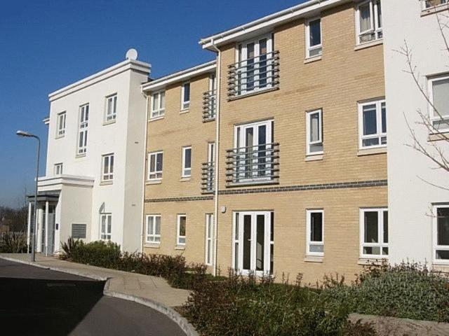 Sovereign Heights, Langley, Slough SL3, 2 bed flat to rent, £1,550 pcm | PrimeLocation