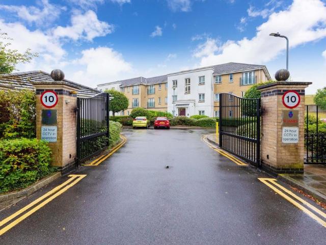 Sovereign Heights, Slough SL3 2 bed apartment to rent £1,550 pcm £358 pw