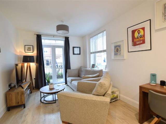 Sovereign Place, Tunbridge Wells, Kent TN4, 2 bed flat to rent, £1,850 pcm | PrimeLocation