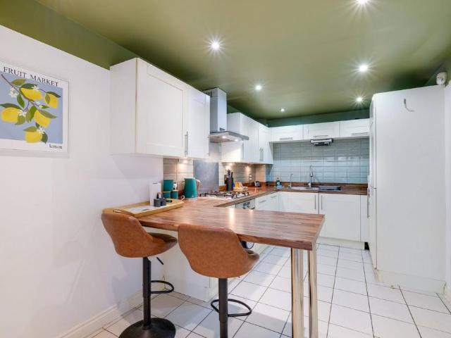 SL1 Graylands Cl 20 3 bed semi detached house to rent £4,000 pcm £923 pw
